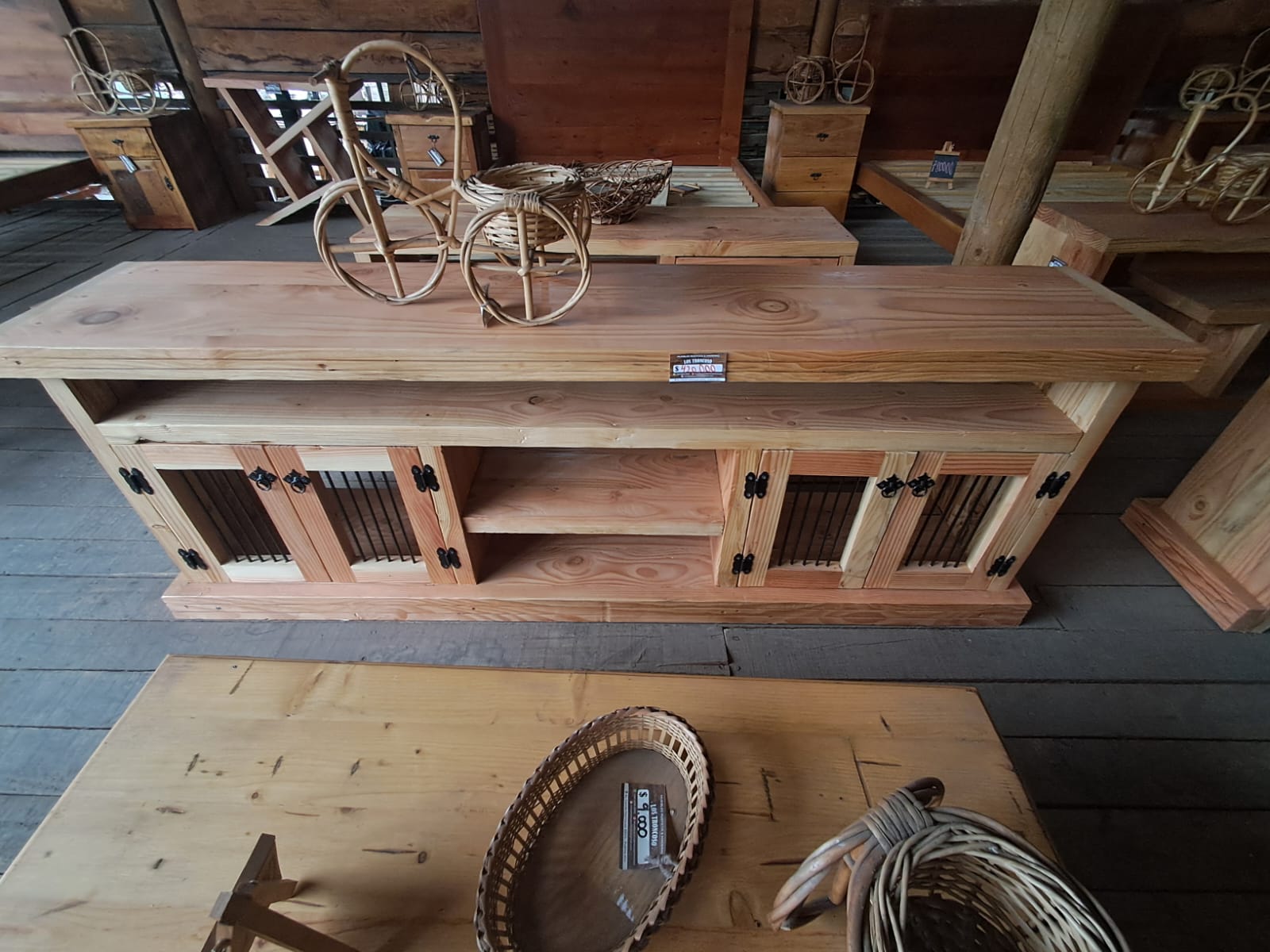 Rack rústico para TV con puertas de reja – Muebles rústicos y maderas ...